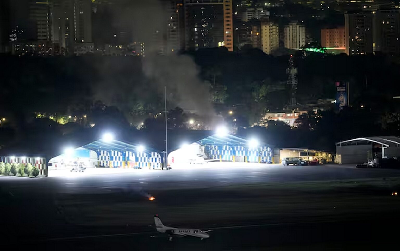 Explosions rocks the Venezuelan capital with intense flight of aircraft
